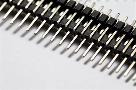 긴 직선 Pcb 커넥터 또는 터미널 블록의 매크로 샷은 흰색 배경에 대량 배치 수평 이미지 0명에 대한 스톡 사진 및 기타