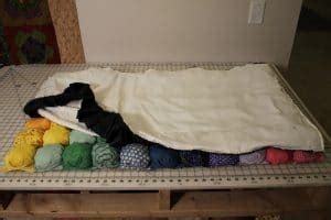 Cómo hacer una alfombra ideal para bebes con restos de telas