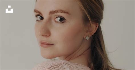 분홍색 스웨터를 입은 여성이 사진을 찍기 위해 포즈를 취하고 있습니다 사진 Unsplash의 무료 우크라이나 이미지