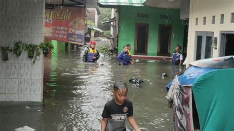 Banjir Di Solo Rendam 15 Kelurahan Akibatkan 10 Ribu Warga Ngungsi
