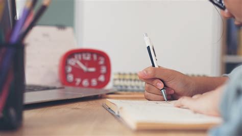 2022 년 달력 책에 매일 약속을 작성 플래너의 여성 손 홈 오피스 데스크에서 일기에 여성 마크 및 메모 일정 플래너 개념에 대한 캘린더 미리 알림 이벤트입니다 2021