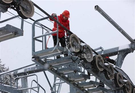 湖南张家界：冰雪下的高空巡检 人民图片网