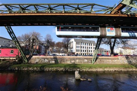Tuffi springt aus Schwebebahn Elefant erhält Denkmal in Wuppertal
