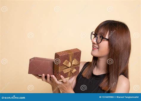 A Mulher Asi Tica Nova Abre Uma Caixa De Presente Foto De Stock Imagem De Feliz Bege