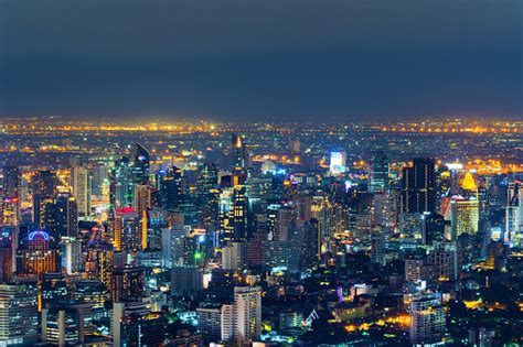 사톤 방콕 시내의 공중 전망입니다 금융 지구 및 비즈니스 아시아에서 스마트 도시 도시에 센터 밤에 마천루와 고층 건물입니다 0