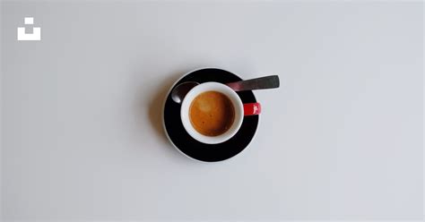캡션은 다음과 같습니다 접시 위의 컵에 담긴 에스프레소 사진 Unsplash의 무료 커피 이미지