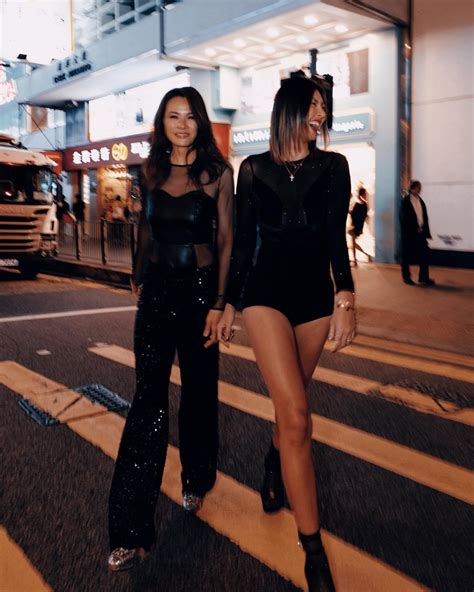 王敏德愛女王麗嘉吊帶裙真空飲水幾近走光 攝影大師挑戰爸爸底線 星島日報