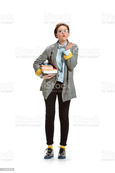 흰색 배경에 고립 책을 들고 행복 한 미소 여성 학생의 전체 길이 초상화 공부에 대한 스톡 사진 및 기타 이미지 공부 교육