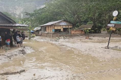 Ngarai Sianok Bukittinggi Diterjang Banjir Lumpur Warga Mengungsi