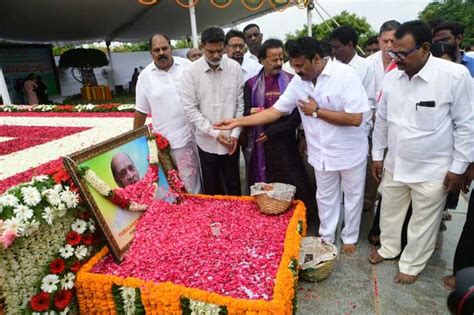 Pv Narasimha Rao పీవీ జ్ఞానభూమి వద్ద ప్రముఖుల నివాళి Pv Narasimha