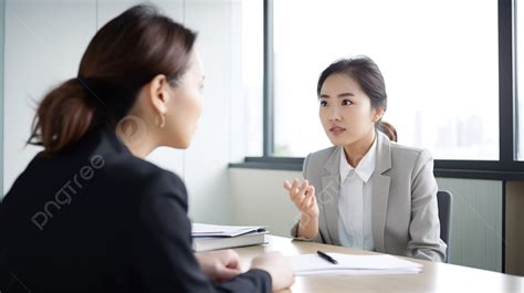 중국 아시아 여성과 공식 아시아 인터뷰를 갖는 사무실의 여성 젊은 여성으로부터 상담을 받는 비즈니스 우먼 고화질 사진 사진