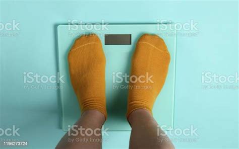 양말에 여성 다리는 파란색 배경에 대한 바닥 비늘에 서있다 맨 위 보기 저울에 대한 스톡 사진 및 기타 이미지 저울 무게
