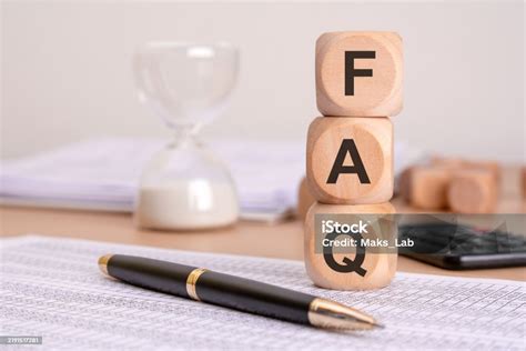 필수 Office 액세서리와 함께 나무 블록을 특징으로 하는 유익한 Faq 개념 0명에 대한 스톡 사진 및 기타 이미지 0명 개체 그룹 결심 Istock