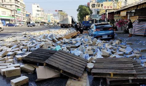 大貨車載滿飲料貨斗外溢 上千鋁箔包傾洩而下爆開超壯觀