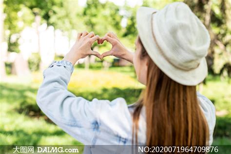 双手比出心形的披肩发美女高清图片 大图网图片素材