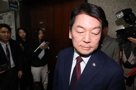 안철수 ‘尹과 단일화 질문에고개 떨구며 “헌정 유린 상상 못해”
