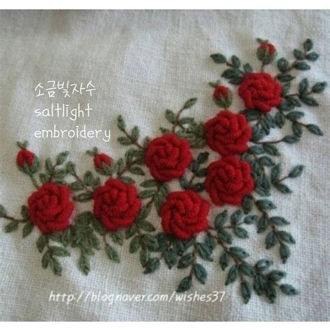 화이트 리넨에 모사자수실로 수놓은 장미자수입니다🌞 손끝에서 피는 꽃과자수 P107 장미자수🌹 소금빛자수 장미자수 모사자수실 손끝에서피는꽃과자수 입체자수꽃나