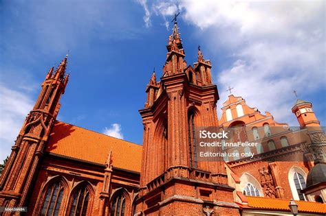 고트어 복음사가 앤 처치 그리고 처치 오브 세인트 프랜시스 빌뉴스 갈색에 대한 스톡 사진 및 기타 이미지 갈색 거리 건물 정면 Istock