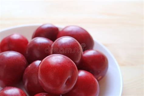 Le Golfe Mûr Ruby Plum Fruits Piled De Couleur Rouge Du Plat Blanc A