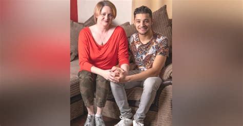 Lo echan de su casa tras empezar una relación con la madre de su amigo que es años mayor