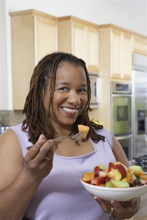 Mujer Obesa Que Come Ensalada De Fruta Foto De Archivo Imagen De Sano