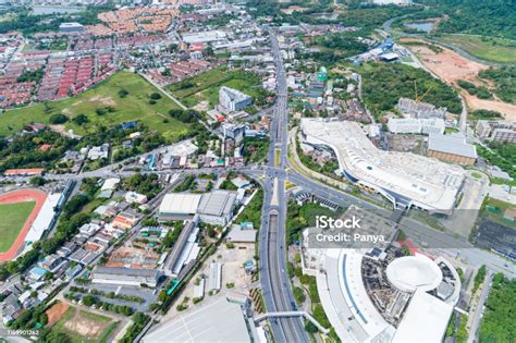 드론 공중보기 위에서 도로 접합의 상단 교통 배경 많은 자동차와 기호의 자동차 트래픽 도로에 기호에 대한 이미지 0명에 대한 스톡 사진 및 기타 이미지 Istock