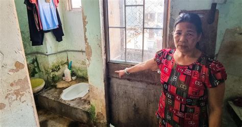Sống Thấp Thỏm Trong Chung Cư Xuống Cấp Đi Hành Lang Phải đội Mũ Bảo Hiểm