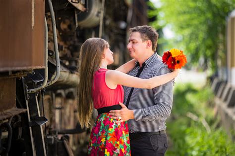 Pasangan Jatuh Cinta Di Stasiun Kereta Api Foto Stok Unduh Gambar