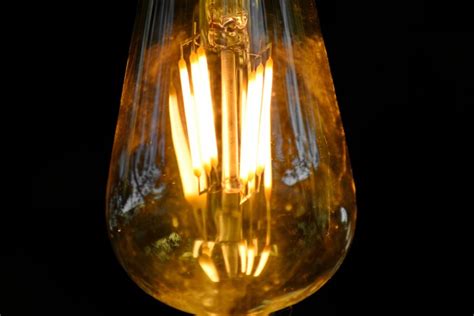 무료 사진 와이어 전구 어두운 램프 유리 빛 조명 밝은 전기 빛나는
