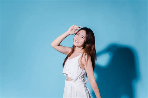 매력적인 아시아 뷰티 우먼은 파란색 배경에 자외선 차단 Uv 또는 자외선 차단제로 선크림과 컬러 스케일을 들고 있습니다 18 19세에 대한 스톡 사진 및 기타 이미지