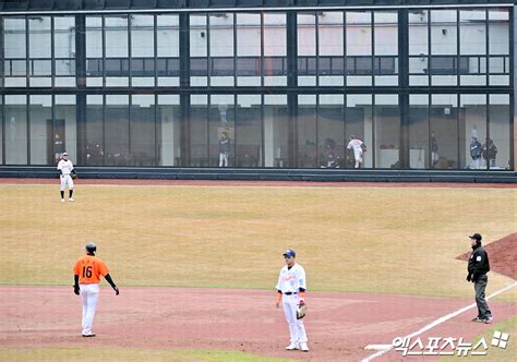 몬스터월을 통해 보이는 불펜 상황 포토