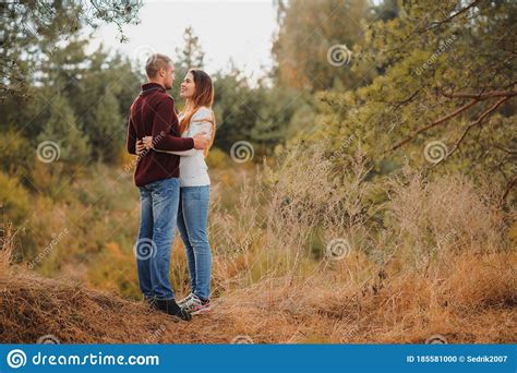 Mooi Jong Koppel Dat In Het Herfstpark Loopt Stock Foto Image Of Mensen Onbezorgd