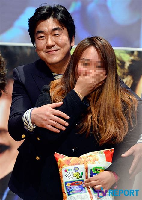 [t포토] 윤제문 백허그는 화끈하게~ 고령화가족