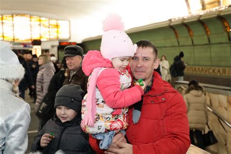 Дед Мороз со Снегурочкой поздравили пассажиров метро