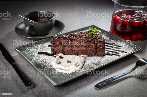 식탁에 민트가 있는 초콜릿 케이크 한 조각과 과일 차와 함께 드셔보실 수 있습니다 갈색에 대한 스톡 사진 및 기타 이미지 갈색 검은색 계피 Istock