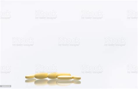 비타민 C 1000 Mg 그림자와 복사 공간 텍스트와 흰색 배경에 고립의 정제 알 약의 매크로 샷 비타민과 보충 개념입니다 산화 방지 제입니다 0명에 대한 스톡 사진 및