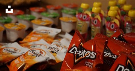 주황색과 흰색 플라스틱 팩 사진 Unsplash의 무료 음식 이미지