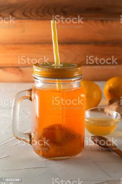 수제 발효 음료 Kombucha 나무 테이블에 레몬 꿀 생강 유리 항아리에 0명에 대한 스톡 사진 및 기타 이미지 0명