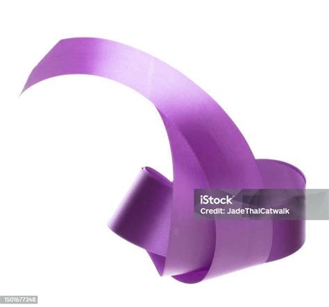보라색 바이올렛 리본 길고 직선이 반짝이는 곡선 롤과 함께 공중에서 날아갑니다 보라색 바이올렛 리본 선물 선물 생일 파티를 감싸고 장식하고 길게 똑바로 만듭니다 흰색 배경