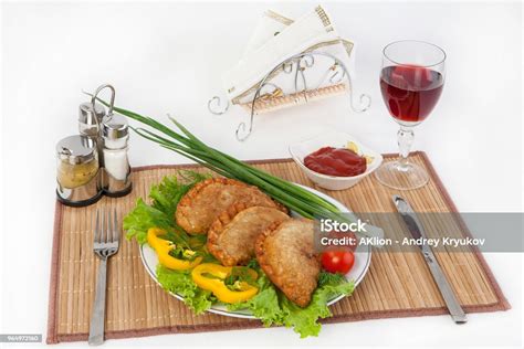 토마토 오이 허브 양파와 함께 고기 패스 티 검정 또는 흰색 빵 제공 갈색에 대한 스톡 사진 및 기타 이미지 갈색 거리