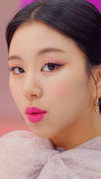 美容与美发에 있는 Xin Olivia님의 핀 립스틱 모델 사진