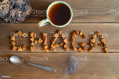 자작 나무에서 차가 차 버섯 민간 요법에서 차 또는 커피를 치유 하는 데 사용 단어 Chaga Chaga 버섯의 조각에서 배치