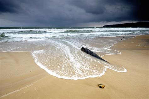 Ondas Que Inundan La Playa Foto De Archivo Imagen De Azul