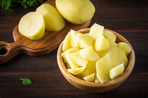 원시 벗 겨 하 고 오래 된 풍 화 나무 테이블에 감자를 슬라이스 가득 찬에 대한 스톡 사진 및 기타 이미지 가득 찬 갈색 껍질 Istock