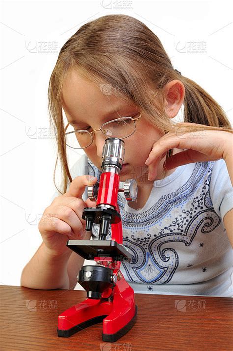 用显微镜研究东西的女孩