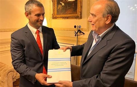 Ley De Bases Y Puntos De Partida Para La Libertad De Los Argentinos