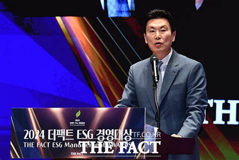 ESG 경영대상 개회사 하는 김상규 더팩트 대표이사 포토 기사 더팩트