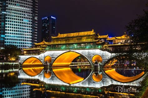 成都夜生活最热闹之地九眼桥，门口都有一个令人捧腹又深思的告示水码头