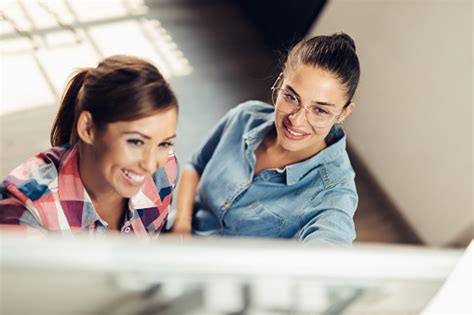 사무실에서 화이트 보드에 쓰는 웃는 사업가의 위의 보기 20 29세에 대한 스톡 사진 및 기타 이미지 20 29세 2명 개발 Istock