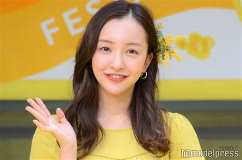 画像114 板野友美＆高橋奎二選手、ハワイである大物と偶然遭遇 直筆サイン入りプレゼント受け取る モデルプレス